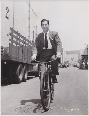1946 Press Photo Actor Robert Ryan riding his bicycle at RKO Radio ...