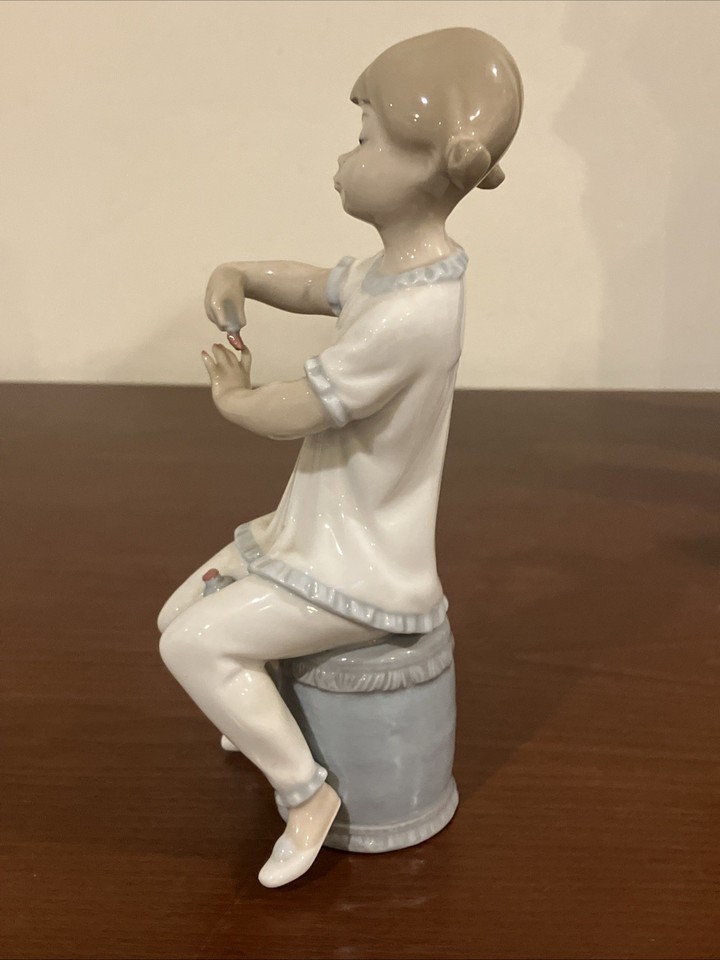 VINTAGE LLADRO YOUNG GIRL PAINTING HER NAILS WITH NAIL POLISH | eBay
