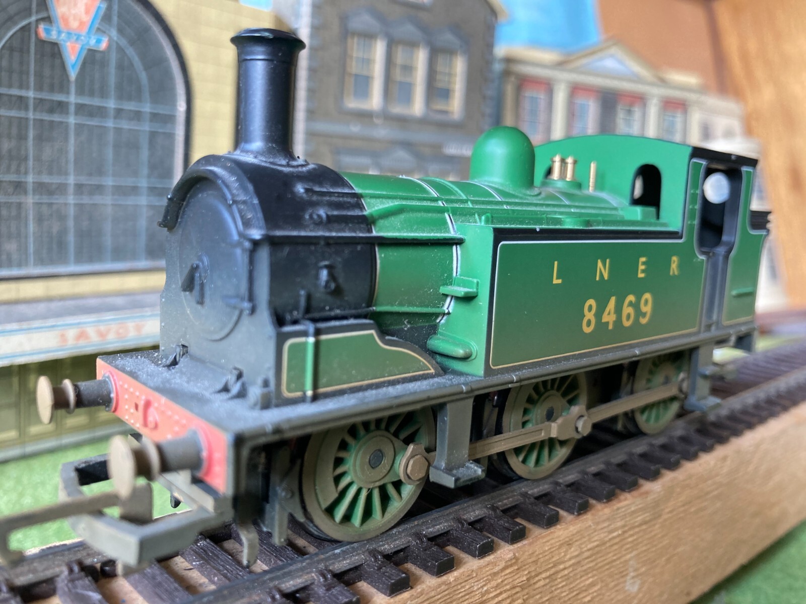 Hornby China R1069 Class J83 Run No. 8469 0-6-0 LNER apple green OO ...