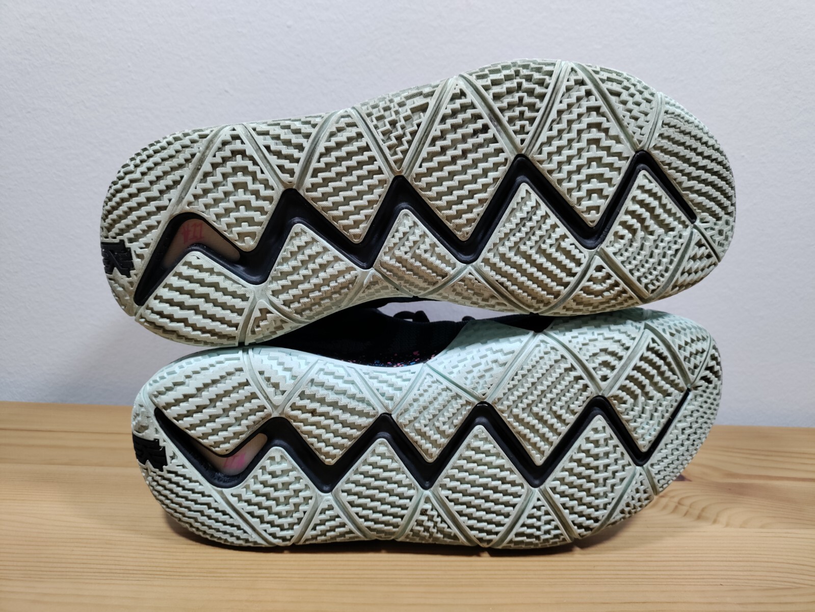 Nike Kyrie 4 80s Decades Pack Men’s Size 9.5 Basketball Shoes 943806 ...