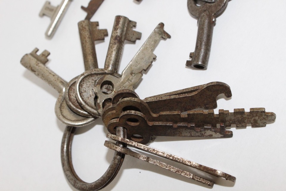 VINTAGE LOT OF 20 KEYS STEEL BRASS BARREL KEY RINGS PADLOCK LOCK KEYS ...