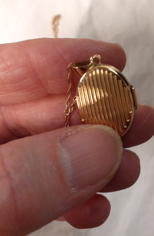 Milton's 9ct Gold Oval Celtic Pattern Locket/ 42 cm 9ct Gold Chain. 2.7 ...