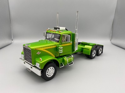 1/25 AMT Diamond Reo Pro Built Box Art Pearl Paint With A Twist Museum ...