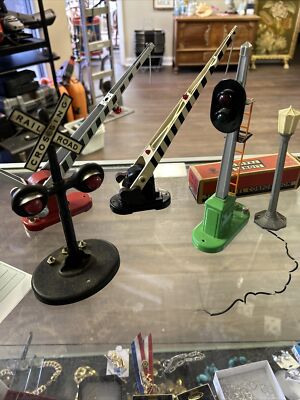 Lionel, Marx, MTH Lot Of Gates & Railroad Lights MTH No. 152 Crossing ...