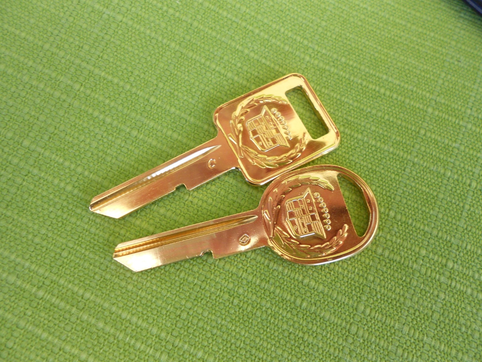 2 GM CADILLAC CREST GOLD C+D NOS KEY BLANKS 1968 72 76 80 87 88 89 90 ...