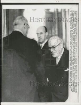 1963 Press Photo Pres. de Gaulle greets Jeremy Raisman at Elysee Palace ...