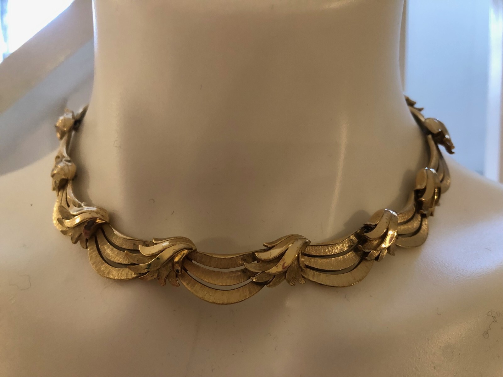 Trifari gold tone unique design gold tone necklace go… - Gem