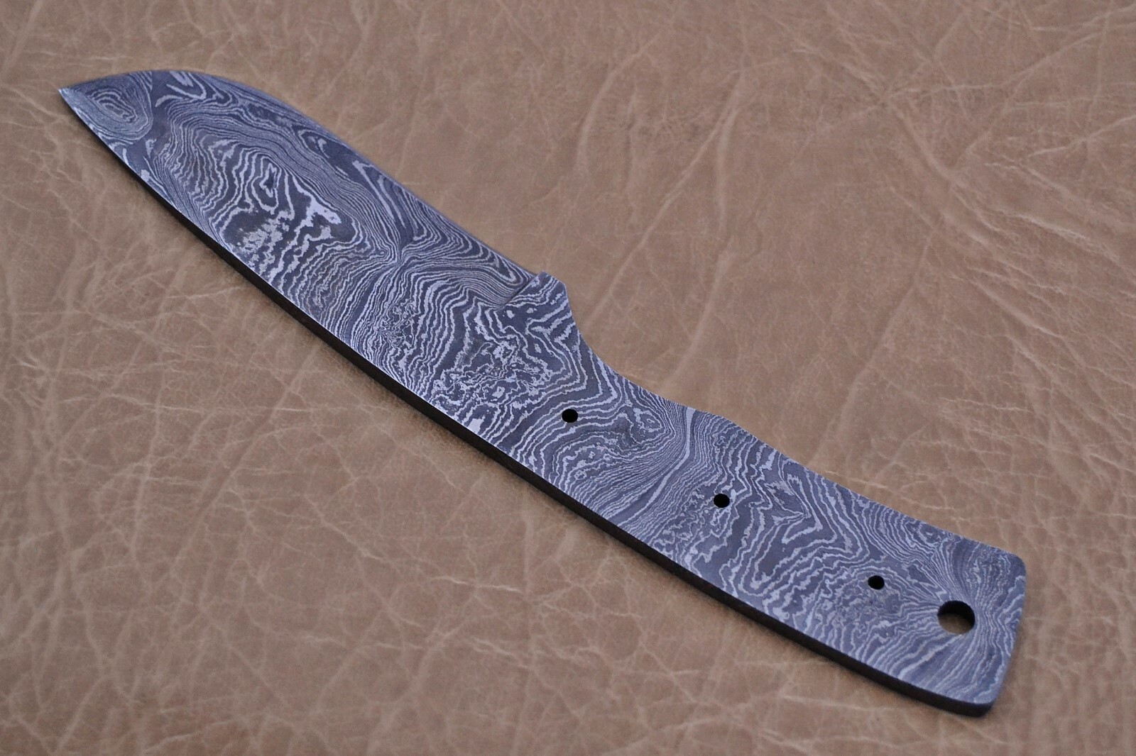 spear point blank blade, 8.25" Damascus steel, 4" blade, 3 pin & lace ...