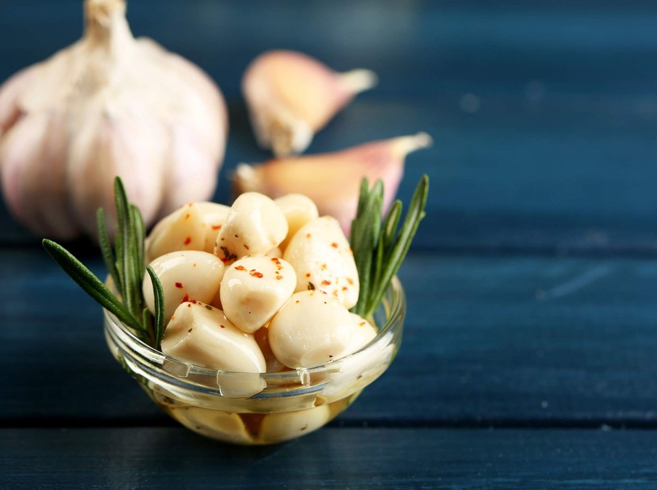 Pickled Garlic Cloves in a Jar - Habanero Pickled Garlic - Fresh Garlic ...