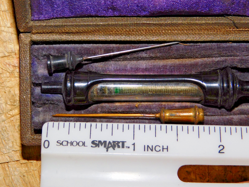 ANTIQUE MEDICAL SURGICAL SYRINGE GLASS METAL HYPODERMIC CASE SET LATE ...
