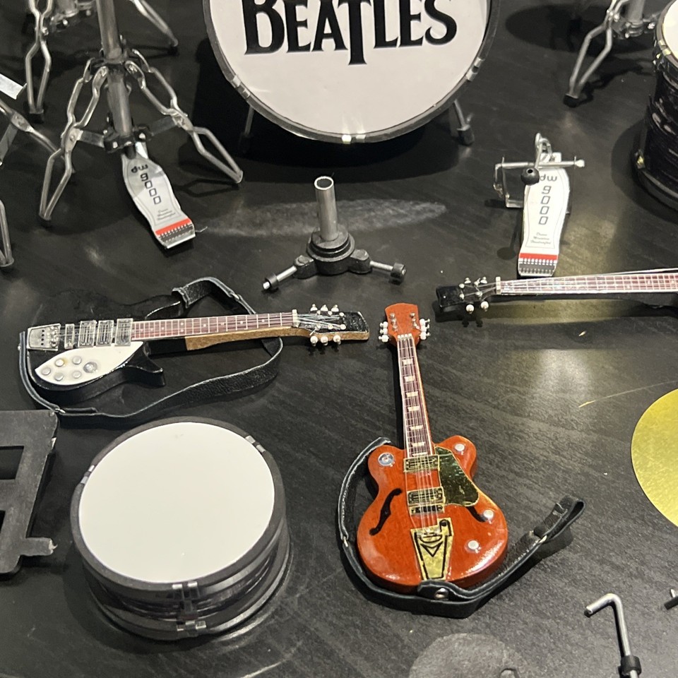 RINGO STARR Beatles Ludwig Miniature DrumSet Drum Set & Guitars ...