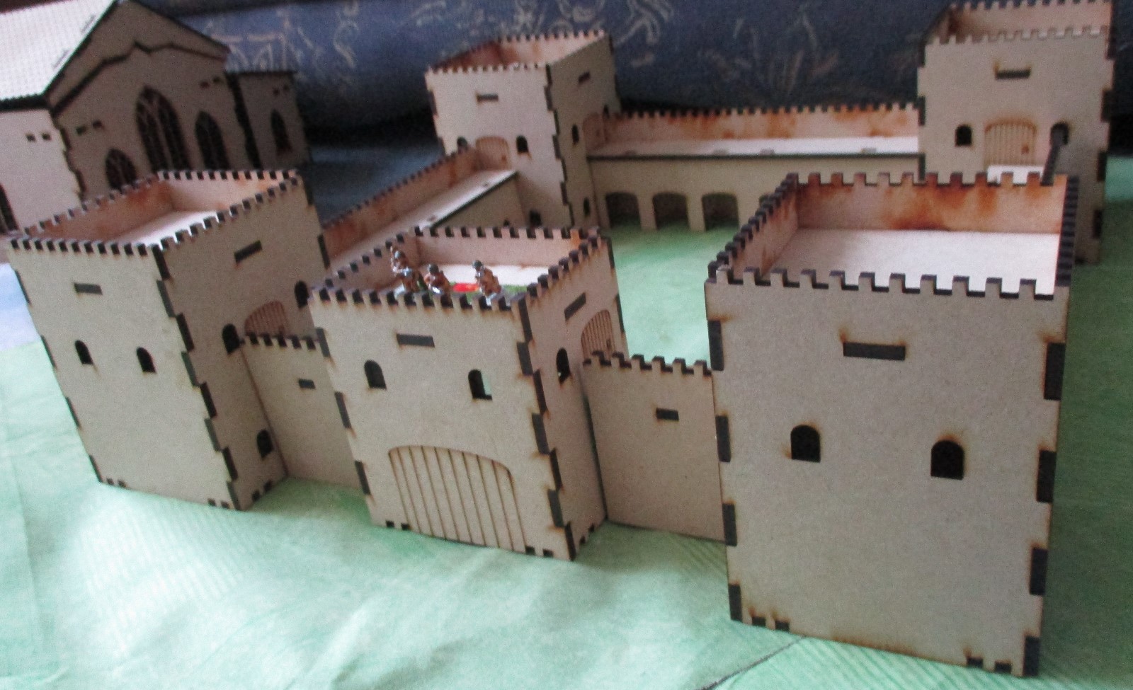 15mm Castle max size 582x329x100mm but completely modular scenery 3mm ...