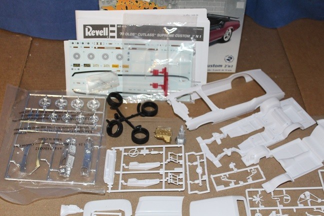 Revell 1972 Olds Cutlass Supreme Custom 2n1 Model Kit 1:25 Complete ...