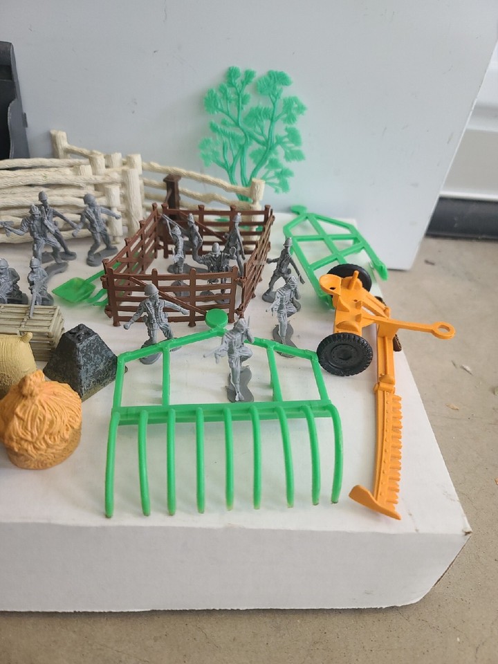 ARMY MEN lot w/ Fences Cages Sandbags Building Hide Behind Cover Farm ...