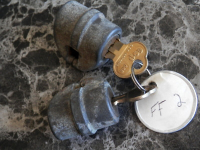 2-VINTAGE ORIGINAL Columbus Locks With TWO Keys Gumball Peanut Machine ...