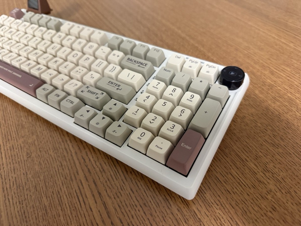 EPOMAKER RT100 Retro Gaming Keyboard with Display Screen,BT5.0/2.4G/USB ...