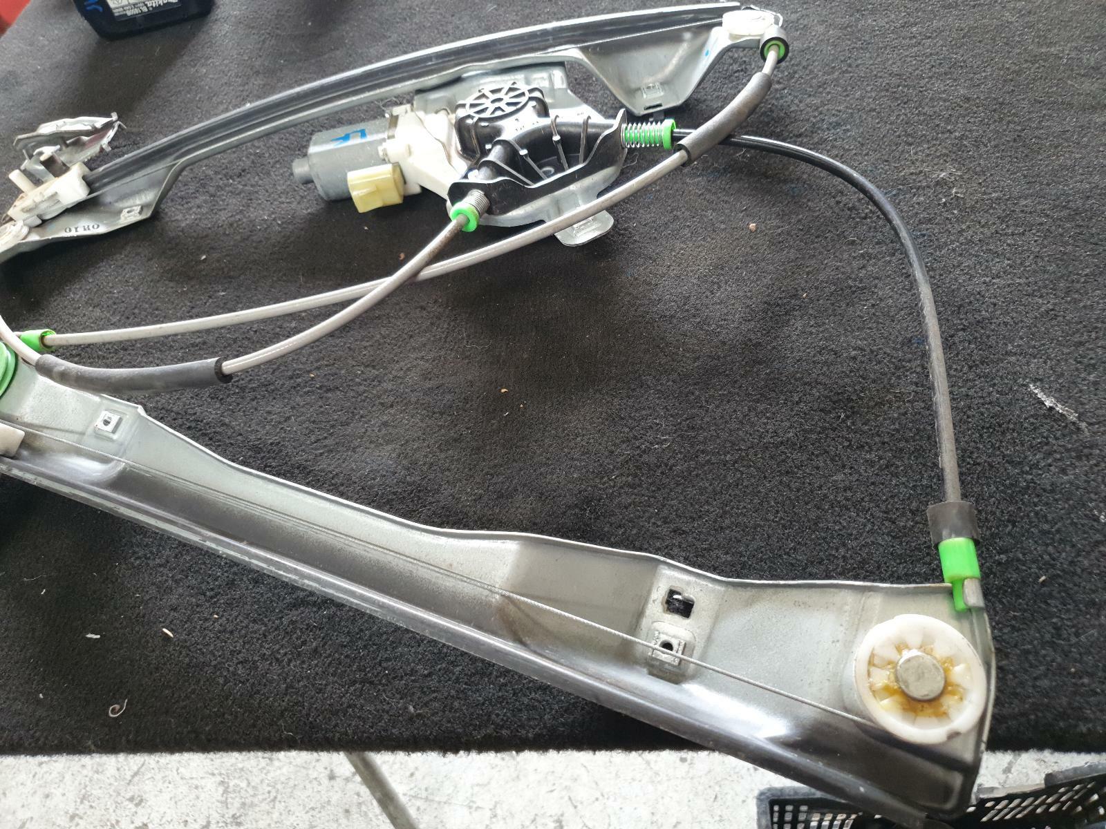 HOLDEN COMMODORE LEFT FRONT WINDOW REG/MOTOR VE, NON-CALAIS TYPE, 08/06 ...