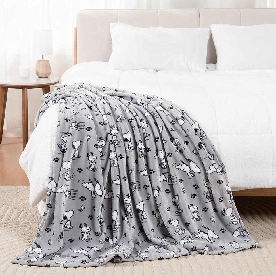 Peanuts® Velvetloft® Cute Character Snoopy Plush Throw Blanket,Peanuts ...