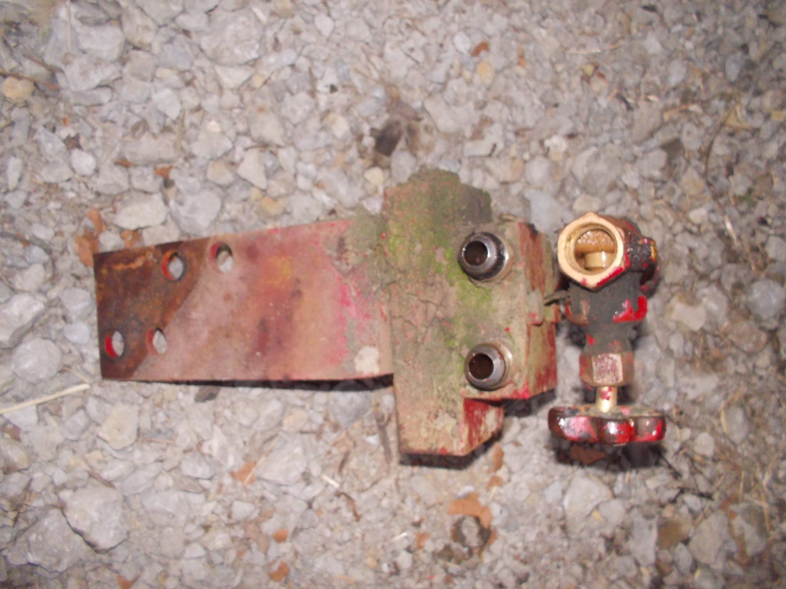 International 504 Utility tractor hydraulic outlet port control valve ...