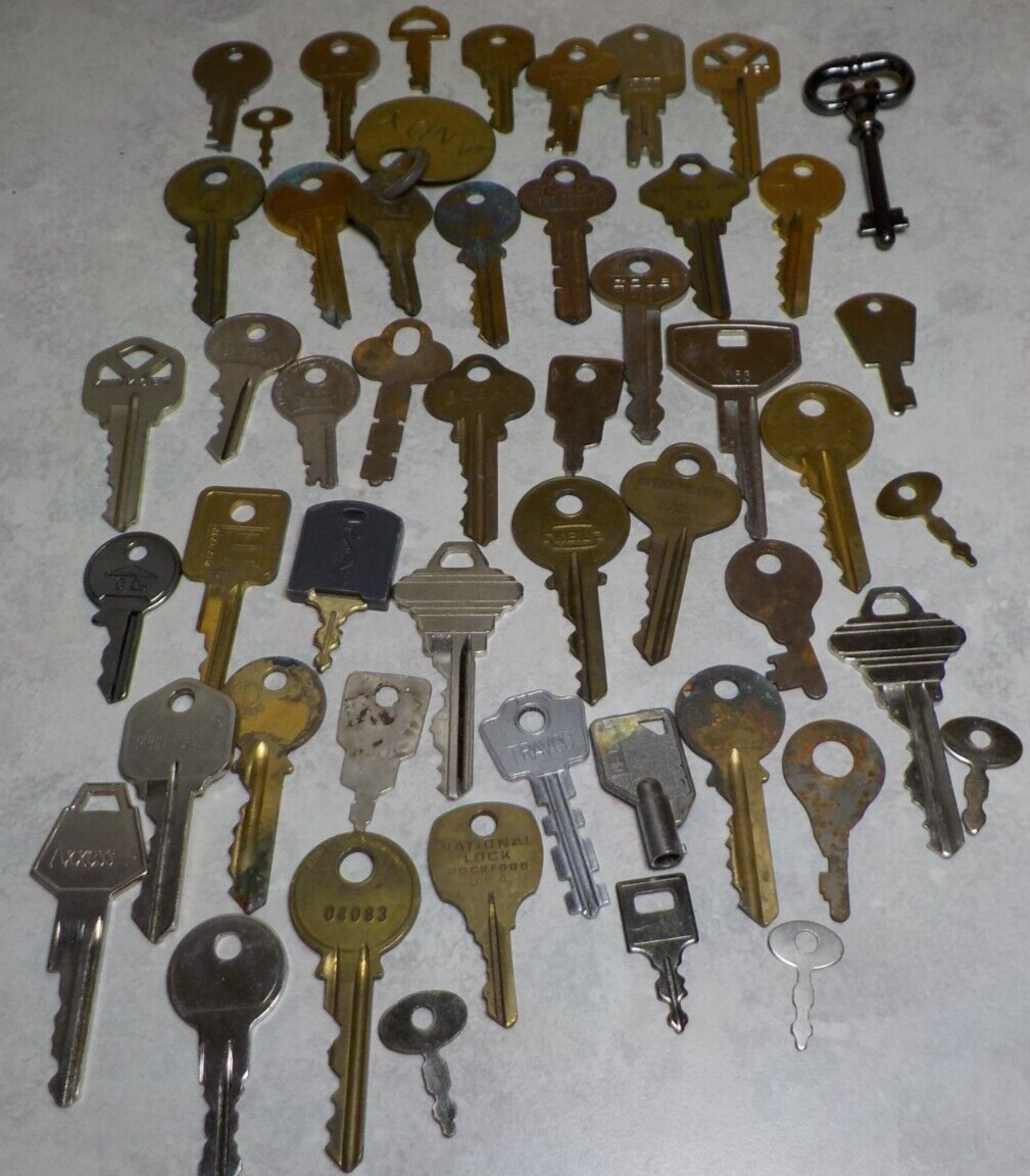 LOT OF 50 VINTAGE KEYS BRASS METAL YALE JECO COLE USPS KEIL GM POLLAK ...