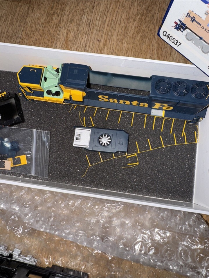 Genesis Ho Santa Fe GP50 Phase 2 3853 Locomotive Kit Need Assembling | eBay