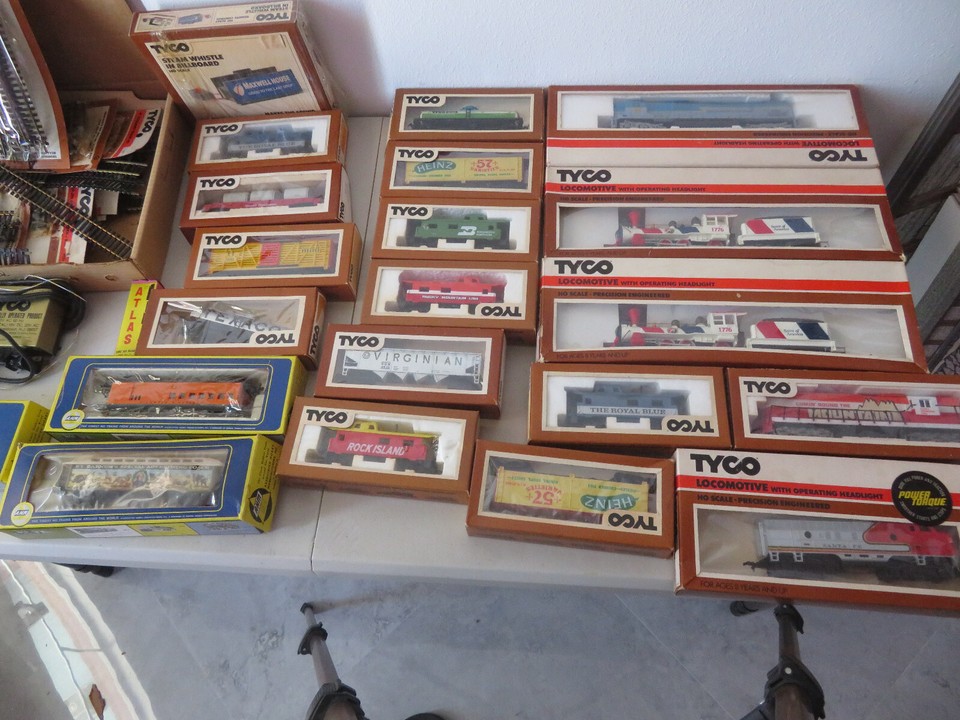 VTG Tyco Ho Scale Electric Trains Lot and Accesories 21 cars, Track ...