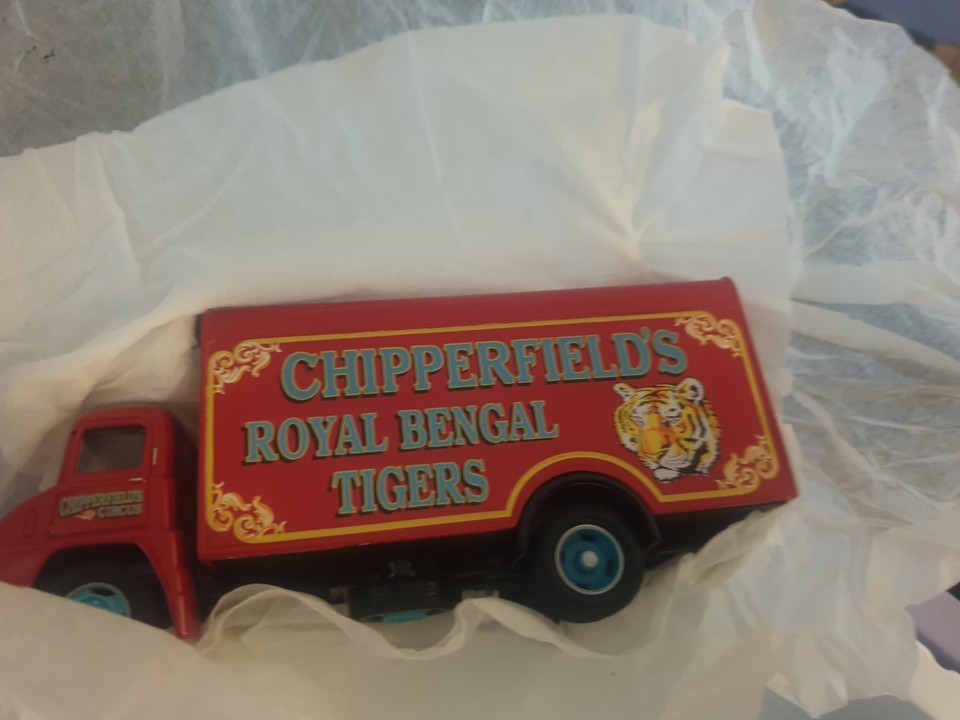 Corgi Classics 31703 CHIPPERFIELDS CIRCUS VAN SET Land Rover, Morris ...