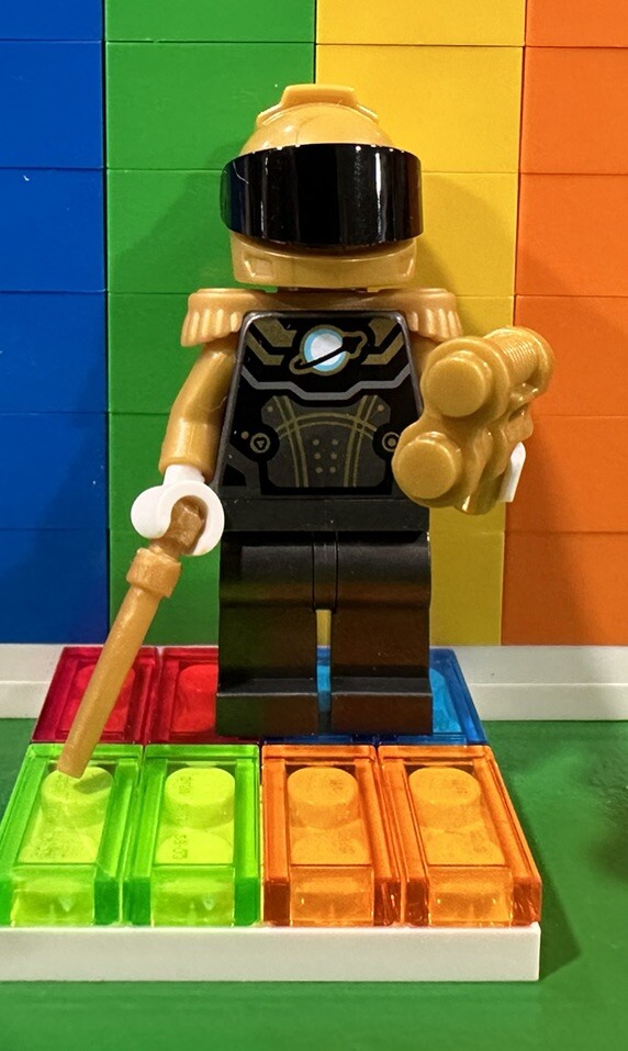 REAL NEW LEGO Pearl Gold / Metallic Leg/ Cassic Spaceman Commander W ...