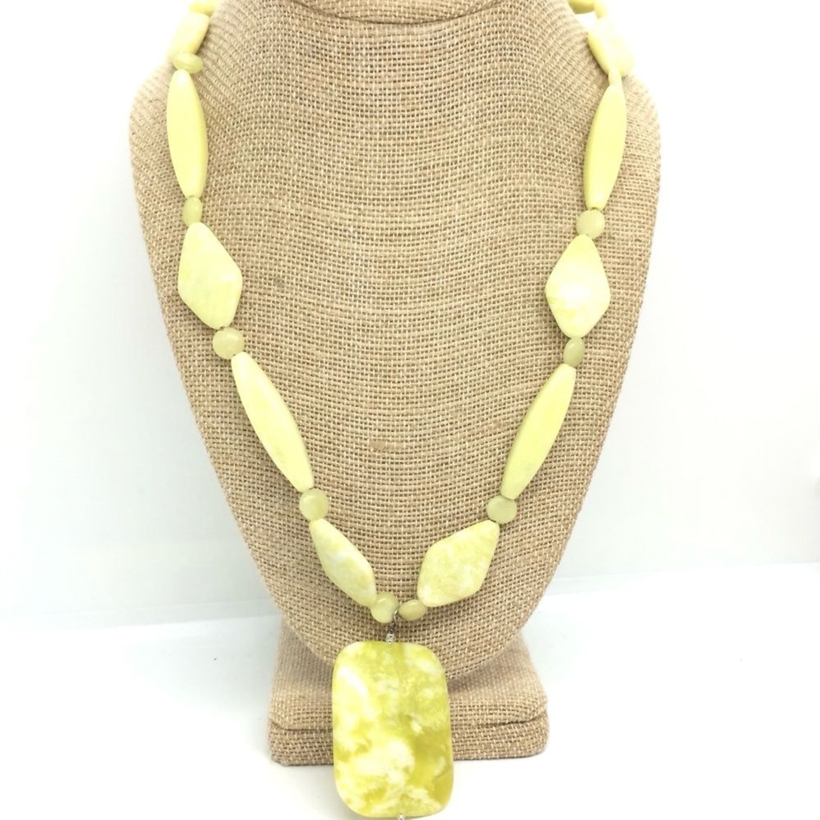 VINTAGE SERPENTINE JADE NECKLACE CHARTREUSE YELLOW GR… - Gem