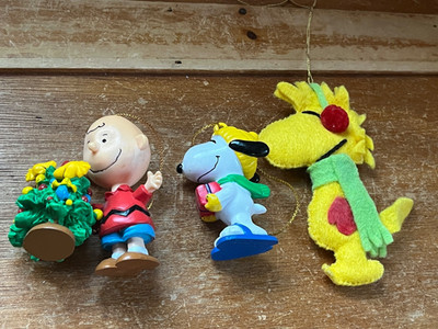 Lot of Peanuts Snoopy Charlie Brown Rubber & Felt Woodstock Christmas ...