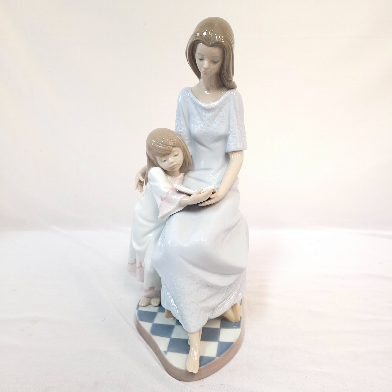 Flawless LLARDO Figurine BEDTIME STORY #5457 Mother Reading to Daughter ...