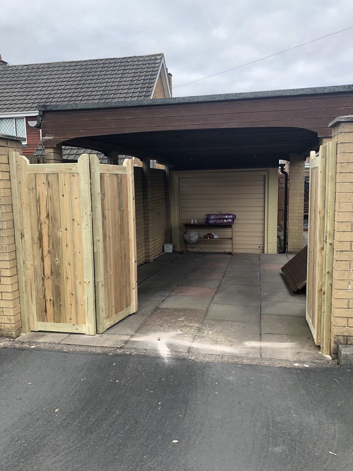 Tanalised solid boarded bi-folding driveway gates 9ft Wide X 4ft High ...