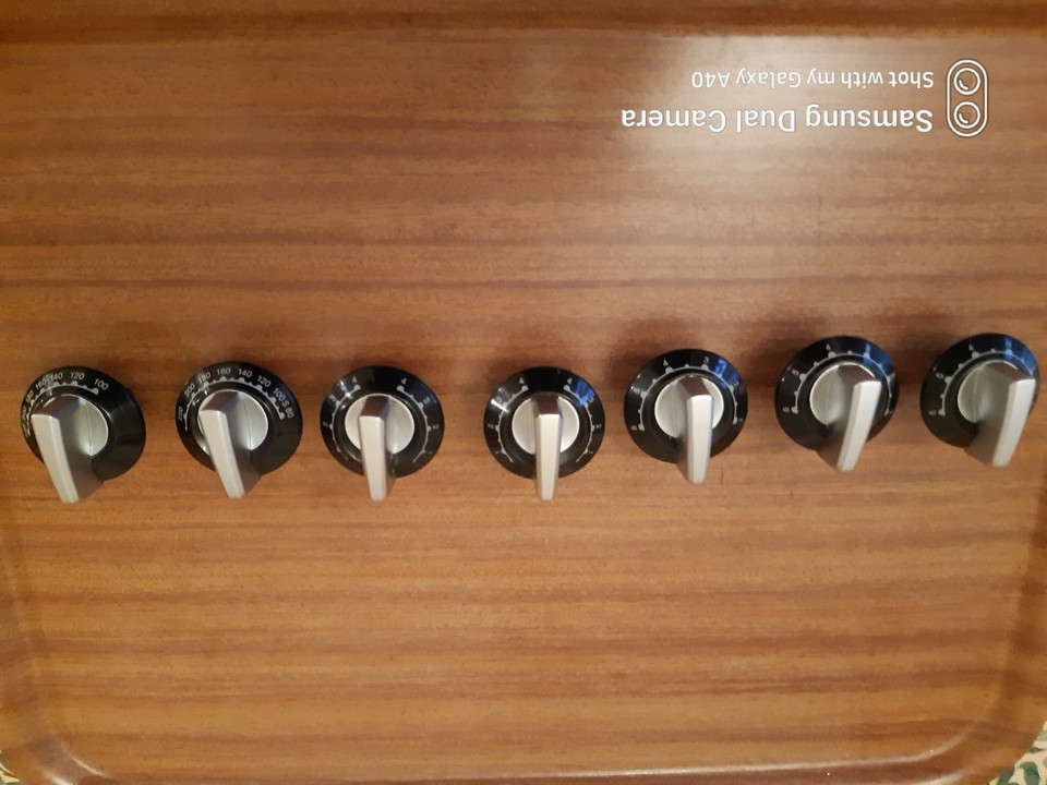 Hotpoint Cooker*EW82s*slot in oven*A full set of control knobs*Used but ...