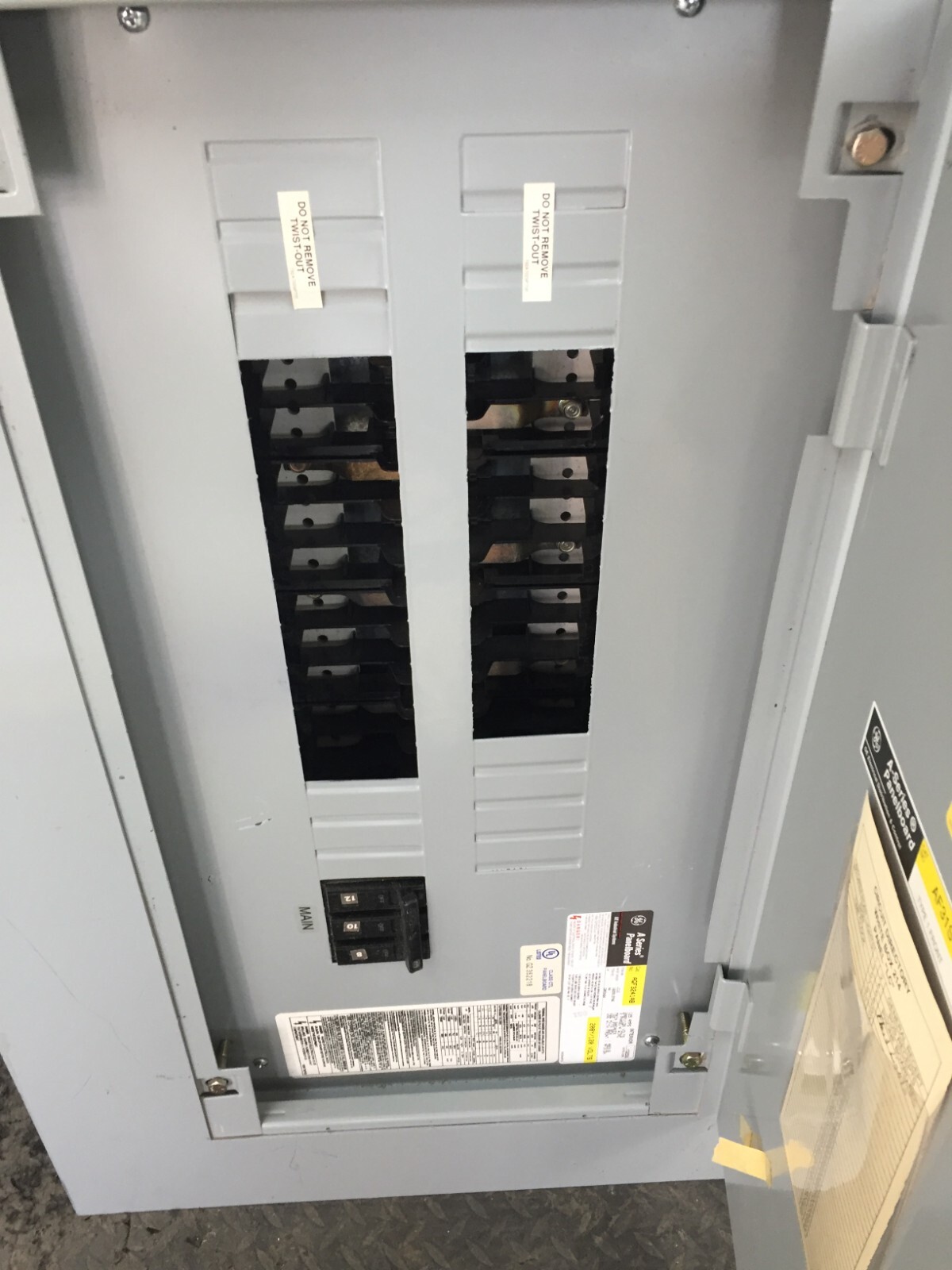 GE 100 AMP 208/120 VOLT 3 PHASE 24 CIRCUIT MAIN BREAKER INDOOR PANEL..P ...