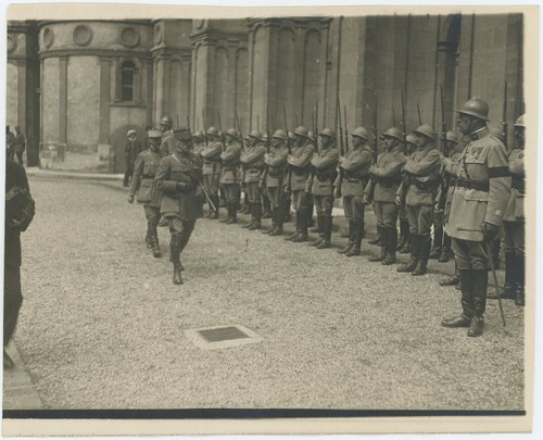 Remise du Traité de Paix aux délégués autrichiens. Maréchal Foch. Saint ...