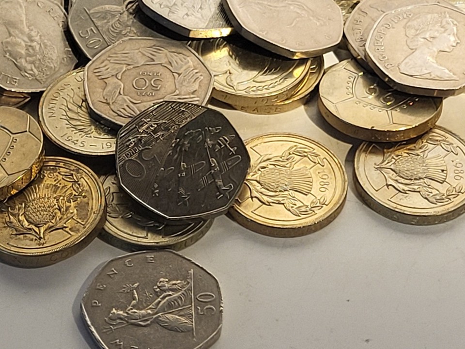 Collection of old (large) 50p, old (large) 10p, old two pounds & one ...