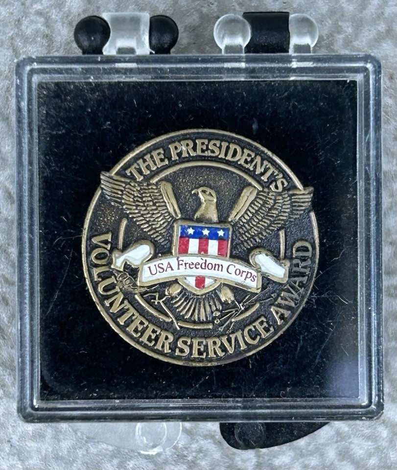 Presidents Volunteer Service Award USA Freedom Corps Lapel Pin Eagle ...