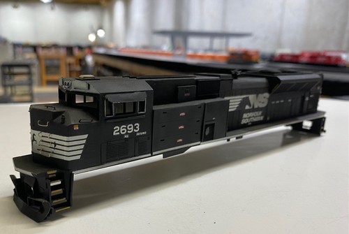 Custom built SD70M-2 NS 2693 intended to fit on Kato SD80/90 Mac frame ...