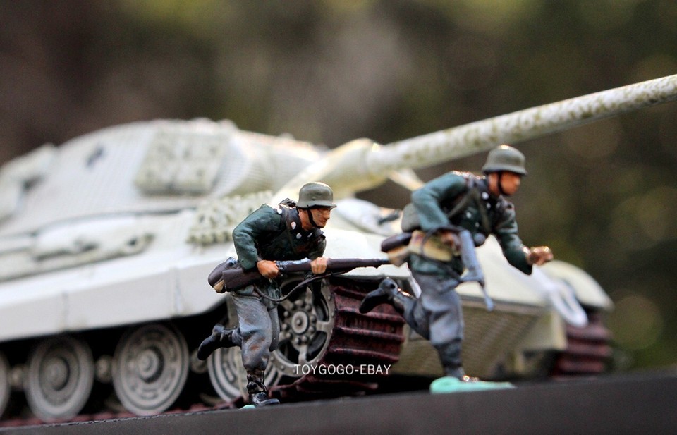 Diorama WW2 1/72 figure German Soldiers charge forward minture | eBay