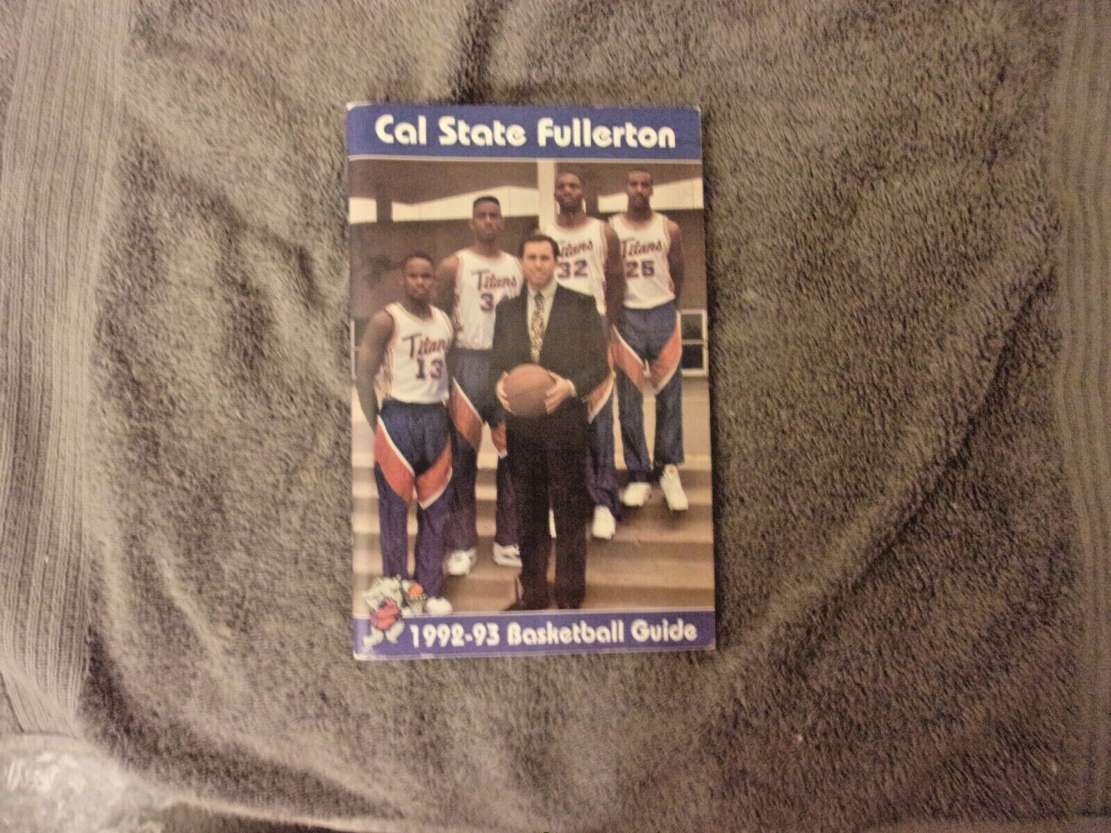 1992-93 CAL STATE FULLERTON BASKETBALL MEDIA GUIDE Yearbook BRUCE BOWEN ...