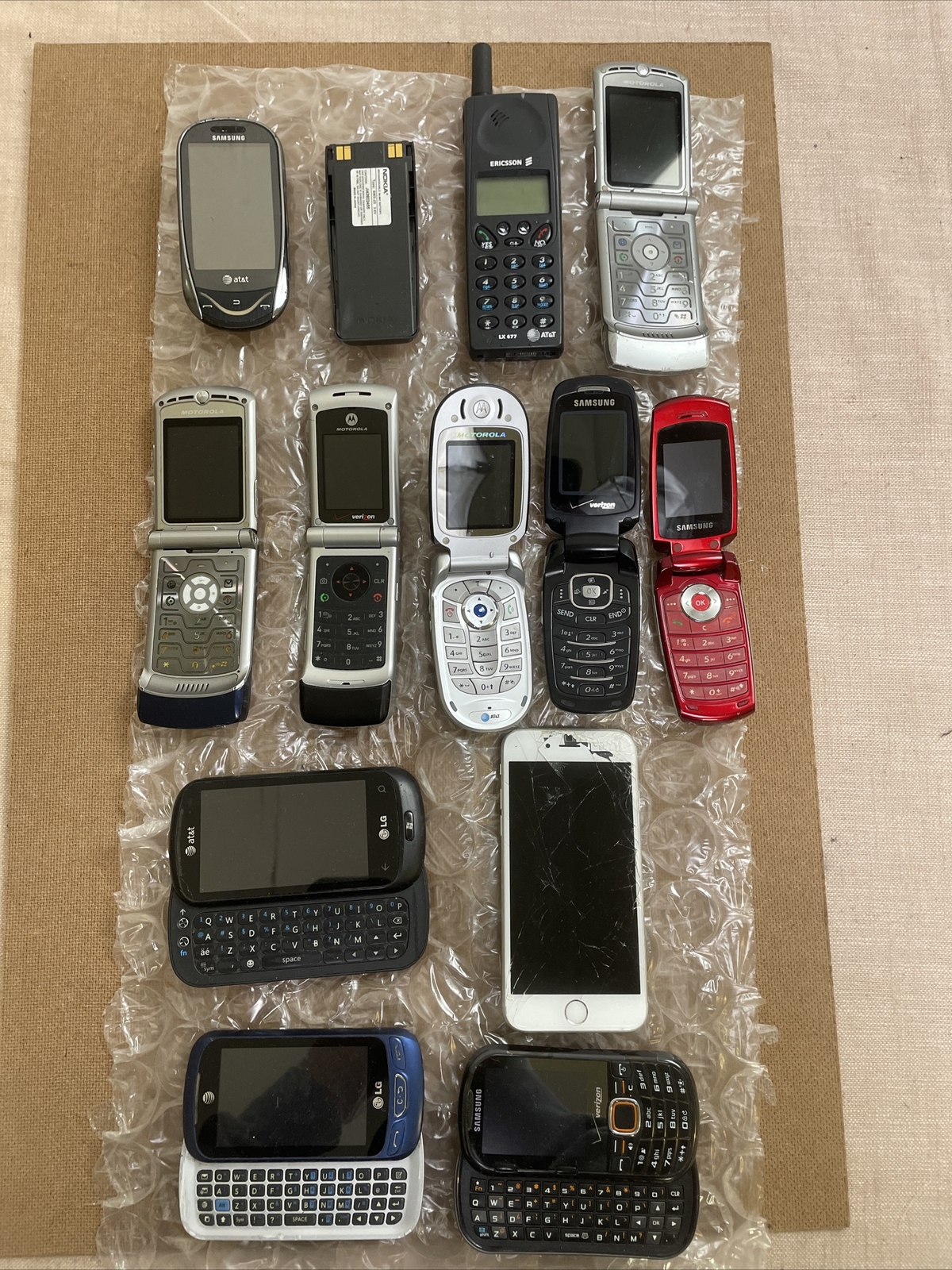 LOT OF 12 Assorted CELL PHONES *Apple, LG, Samsung, Motorola, Ericsson ...