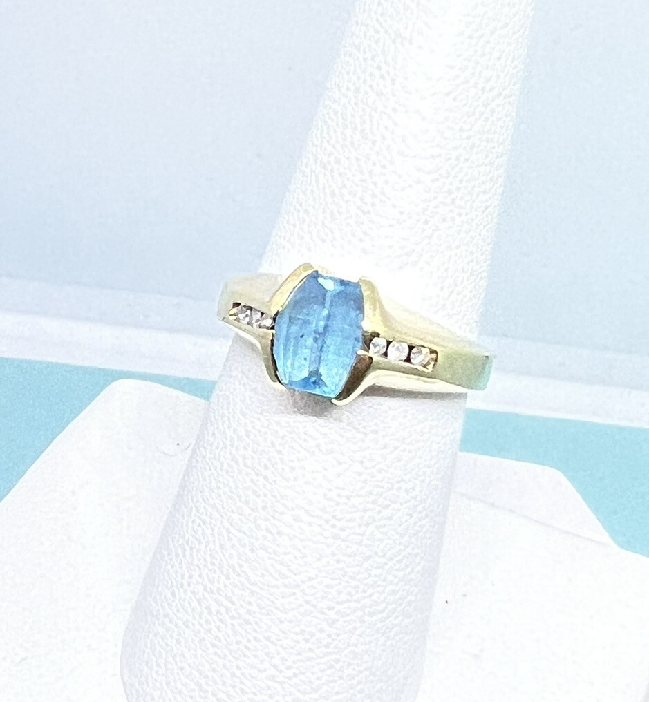 10 karat Swiss blue topaz ring Barrel Cut Stone Diamo… - Gem