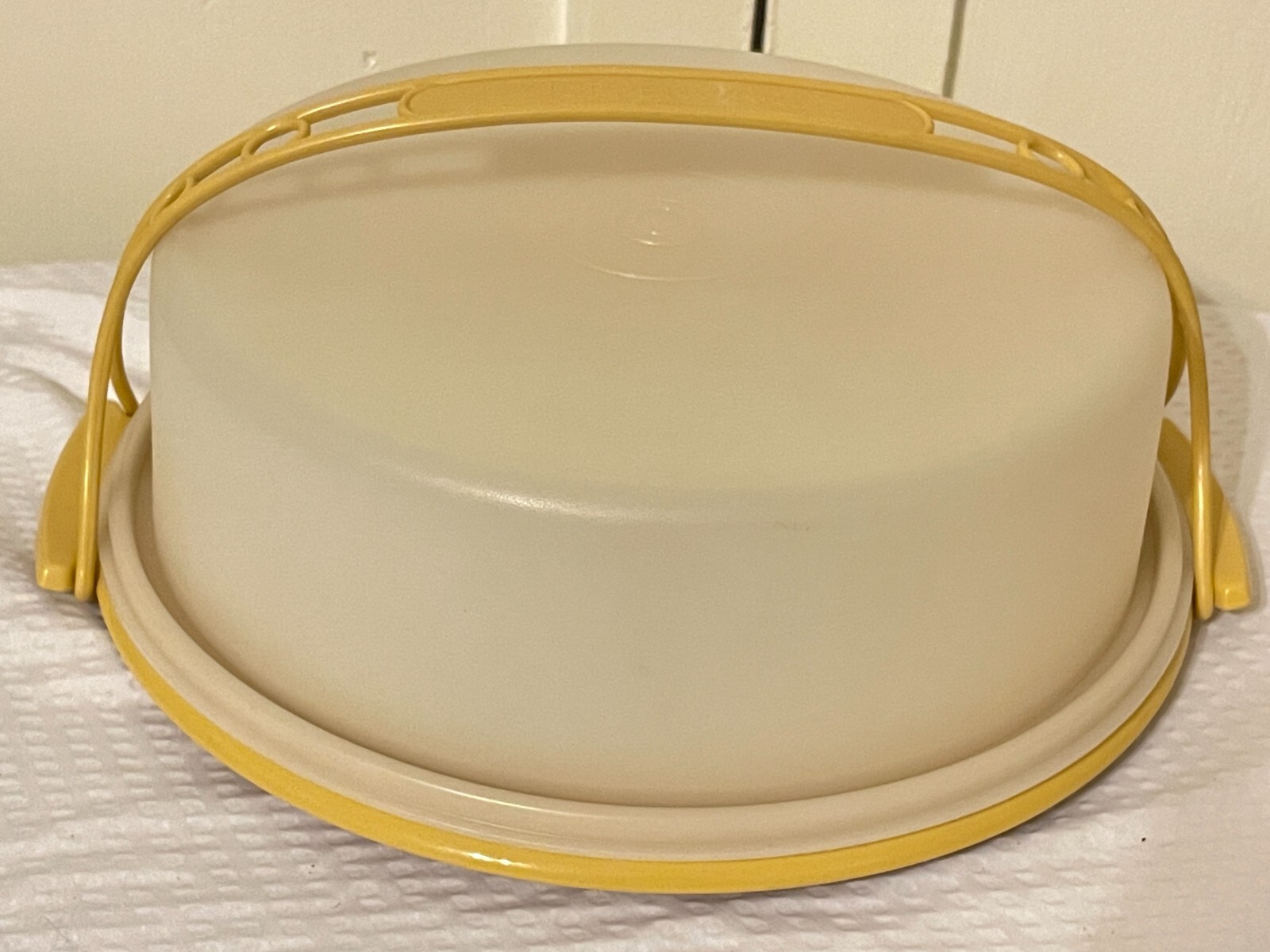 VTG Tupperware Pie Carrier 8" interior Round Harvest Gold base Gold ...