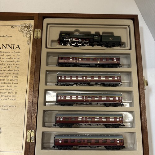 Model Power N Scale BRITANNIA 4-6-2 Steam Locomotive #70000 & 5 ...