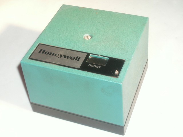 Honeywell R7795A1001 Primary Flame Safeguard Burner Control - Silver ...