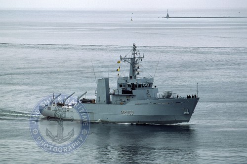 Royal Navy River Class Minesweeper HMS ITCHEN (M2009) - 6x4 (10x15 ...