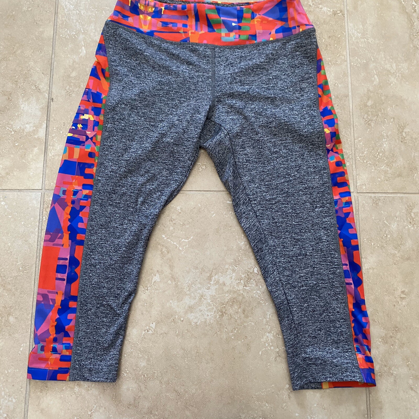 Lularoe Jade Capri Athletic Leggings S Gray Red Geometric Cropped Size ...