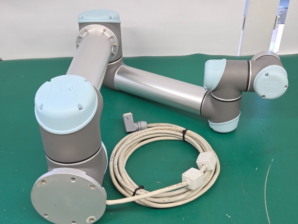 Universal Robots UR5 & Controller & Teach Pendant | eBay