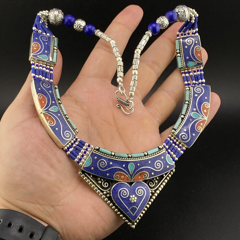 Traditional Tibetan style, with the use of geometric shapes Multicolour ...