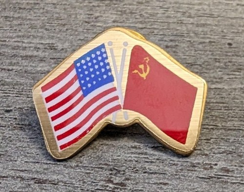 USA Flag Crossed USSR (Soviet Union) Flag Friendship Gold-Toned Lapel ...
